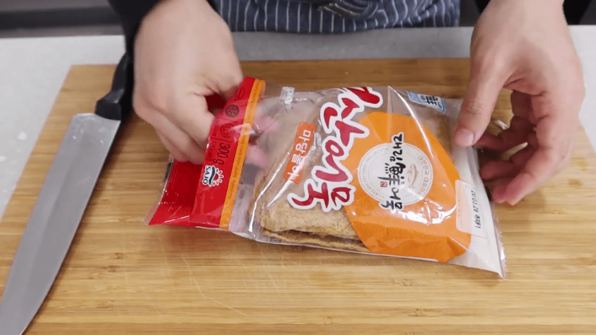 10 Minute Tteokbokki (Spicy Rice Cakes) Recipe - Aaron and Claire