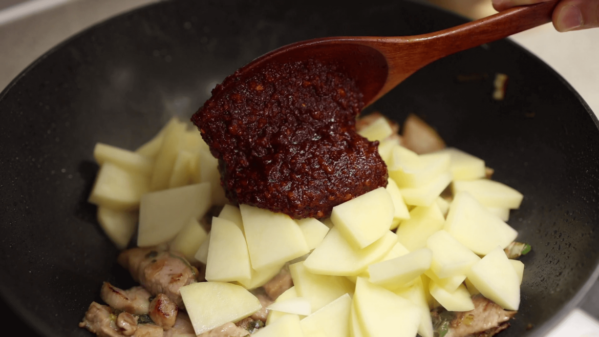 Korean Potato Stew (Gamja Jjageuli)