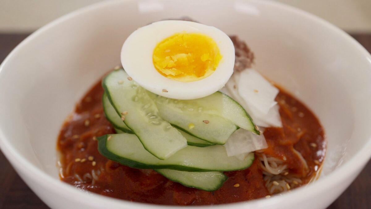 Bibim Naengmyeon (Korean Spicy Cold Noodles) - Aaron and Claire